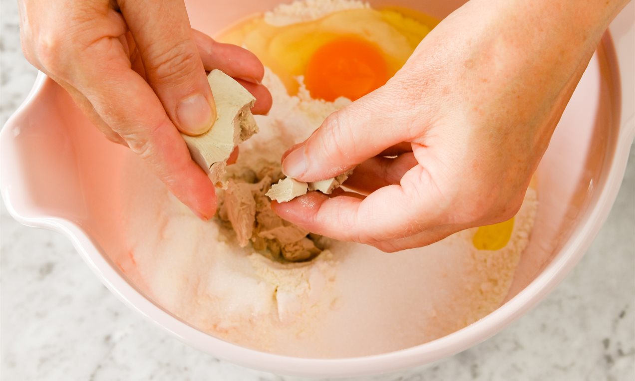 Grundrezept Hefeteig mit frischer Hefe Rezept | Dr. Oetker